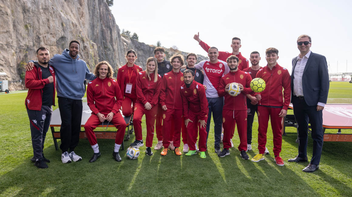 Plonge dans les coulisses du "eToro Football on the Rock"