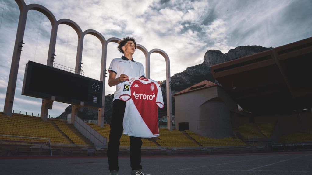 Maghnes Akliouche, Rouge et Blanc jusqu’en 2026